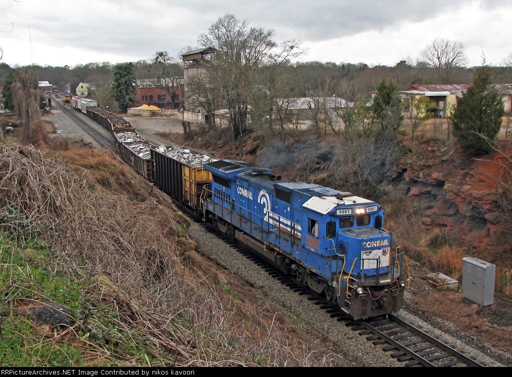 CSX 5961 shoves back to pick up the caboose